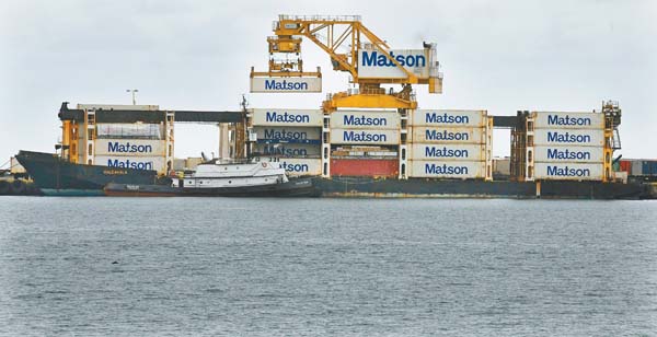 Unloading Matson barge | News, Sports, Jobs - Maui News